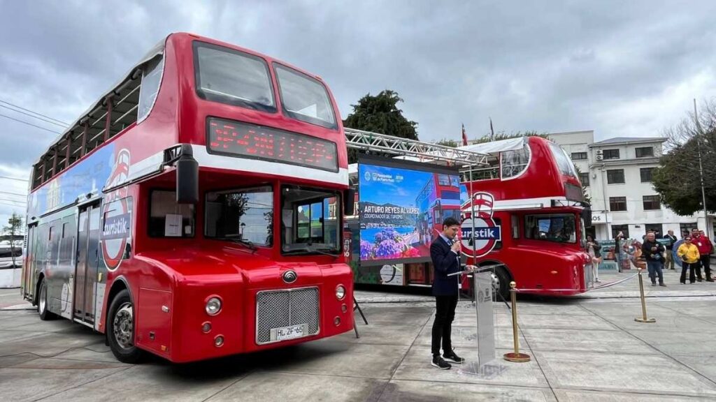 Puerto Montt inaugura servicio gratuito de buses turísticos de dos pisos